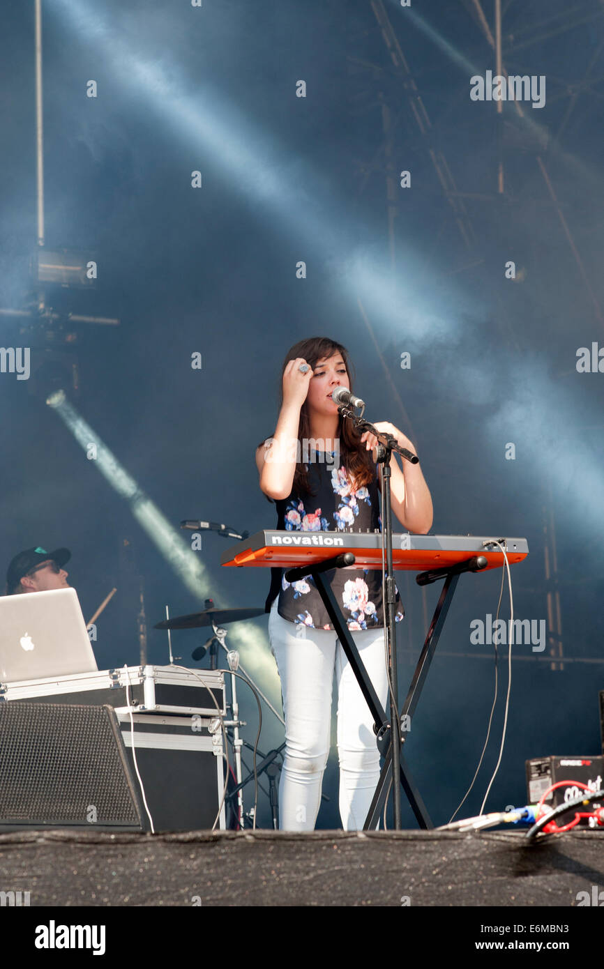 Female singer stage hi-res stock photography and images - Alamy