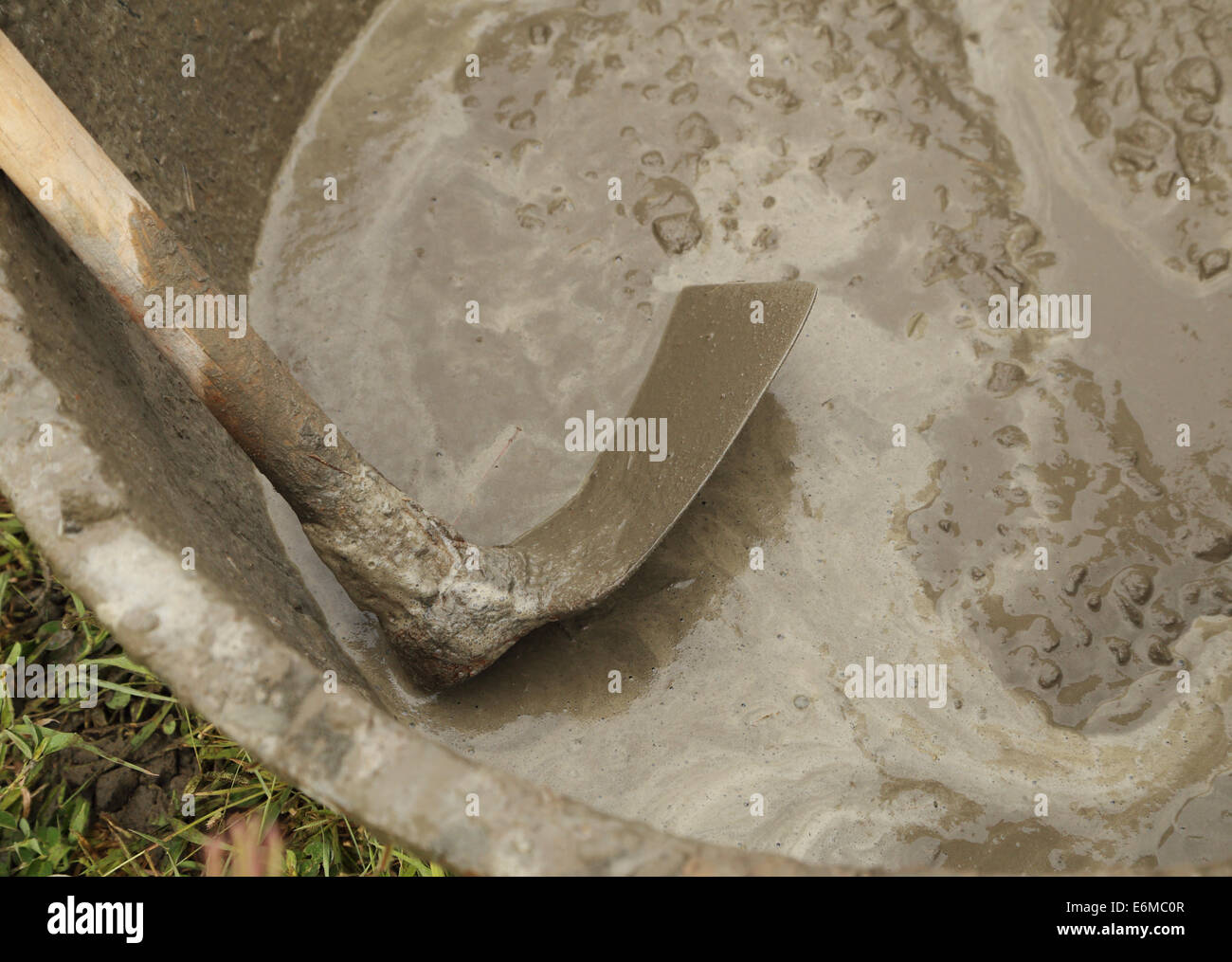spade and wet cement for construction process Stock Photo - Alamy