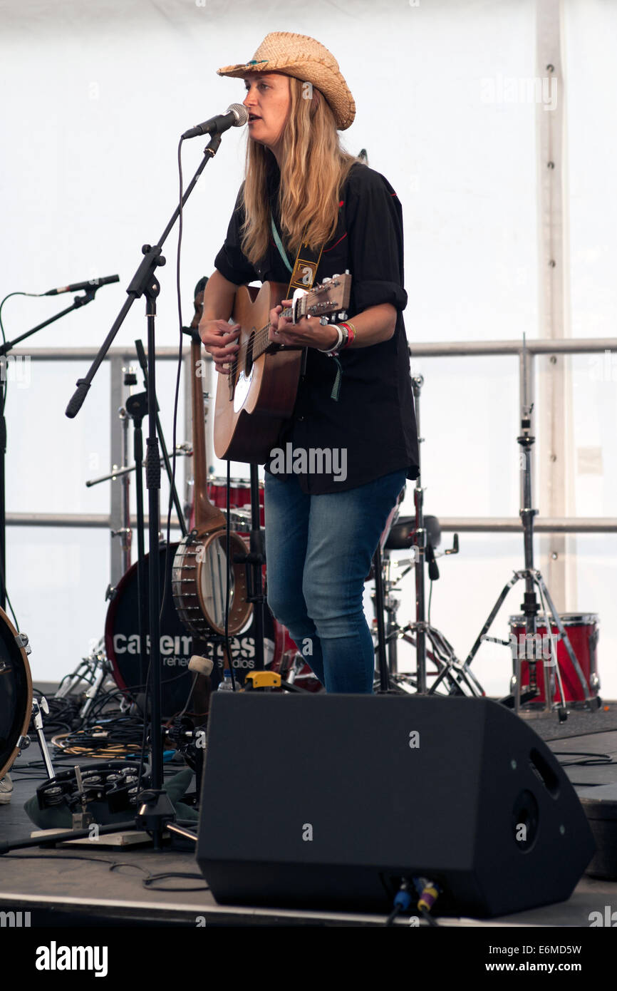 Female singer stage hi-res stock photography and images - Alamy