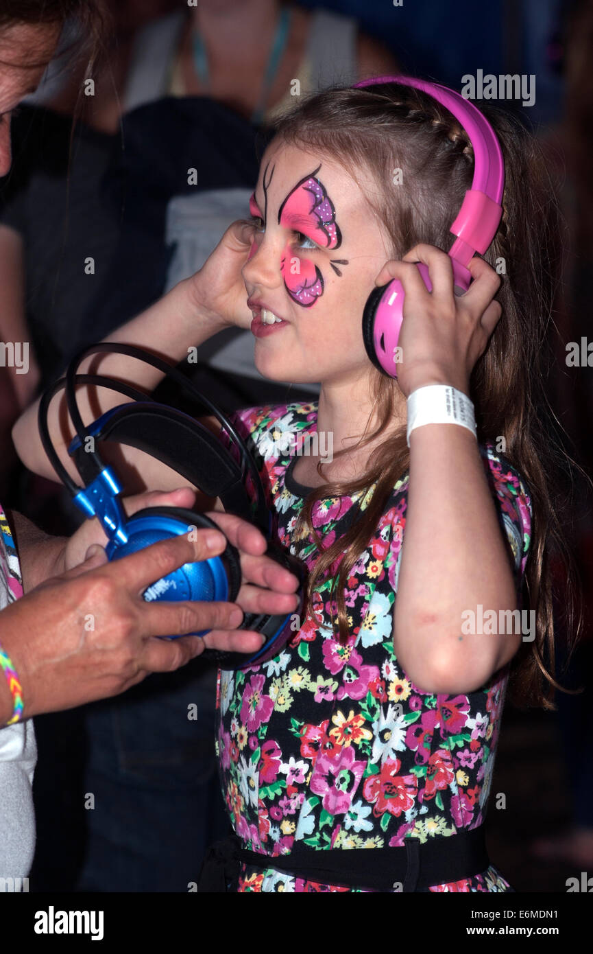 Girl dancing wearing headphones hi-res stock photography and images - Alamy