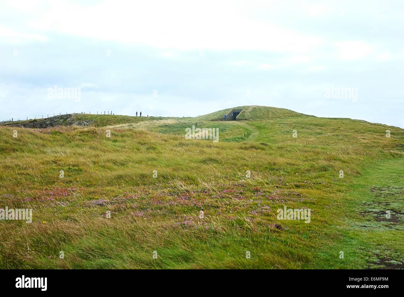Barclodiad cable bay burial mound hi-res stock photography and images ...