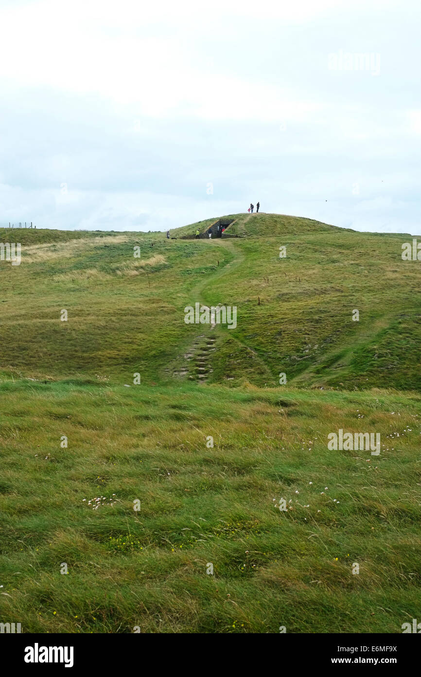 Barclodiad y Gawres, Cable Bay, Burial Mound, near Rhosneigr, Anglesey ...