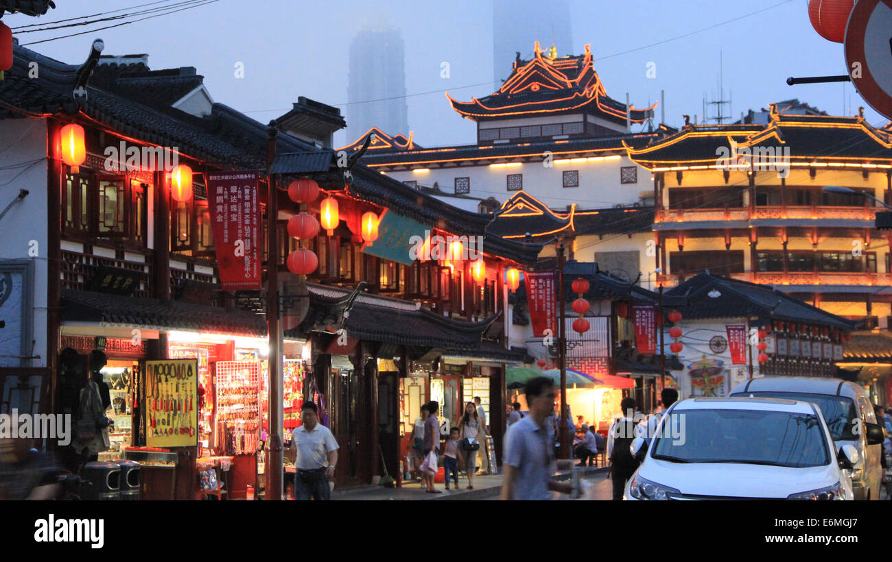 Afternoon shot of Yuyuan Market, a very famous shopping touristic ...