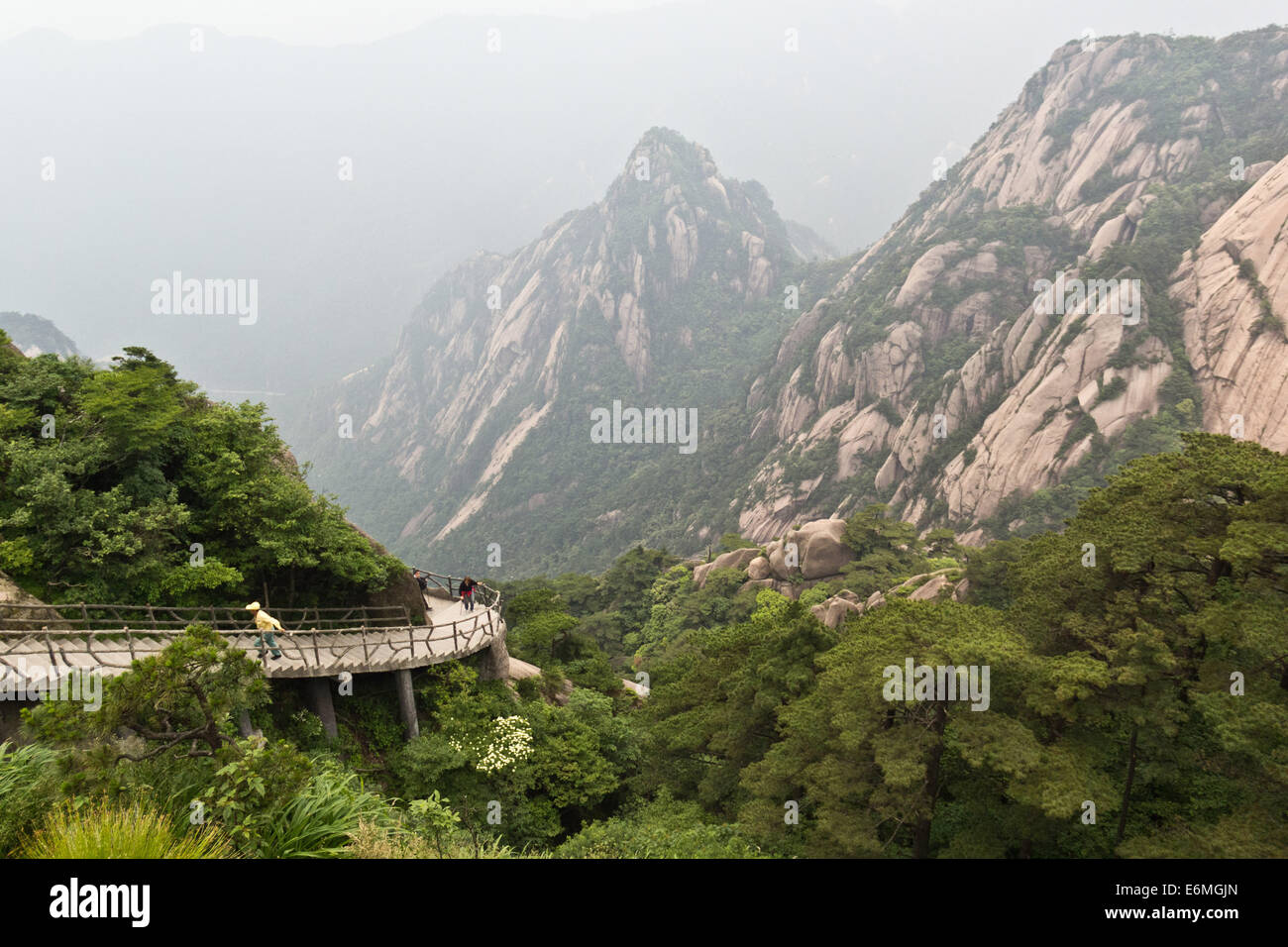 Tourists visiting Yellow Mountain in the Anhui province, China Stock ...