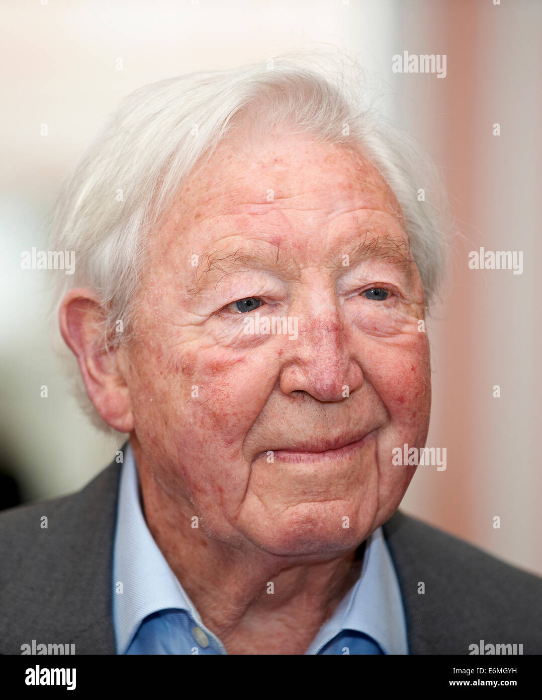 Itn foreign correspondent hi-res stock photography and images - Alamy
