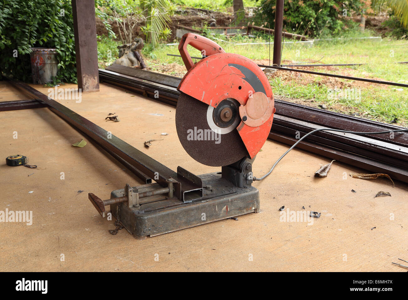 Worker cutting metal with cutting machine Stock Photo - Alamy