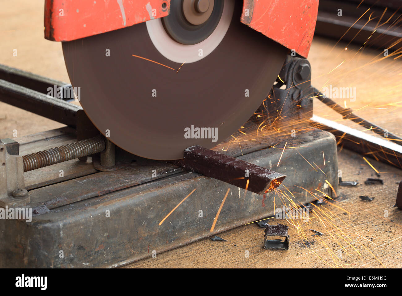 Worker cutting metal with cutting machine Stock Photo - Alamy