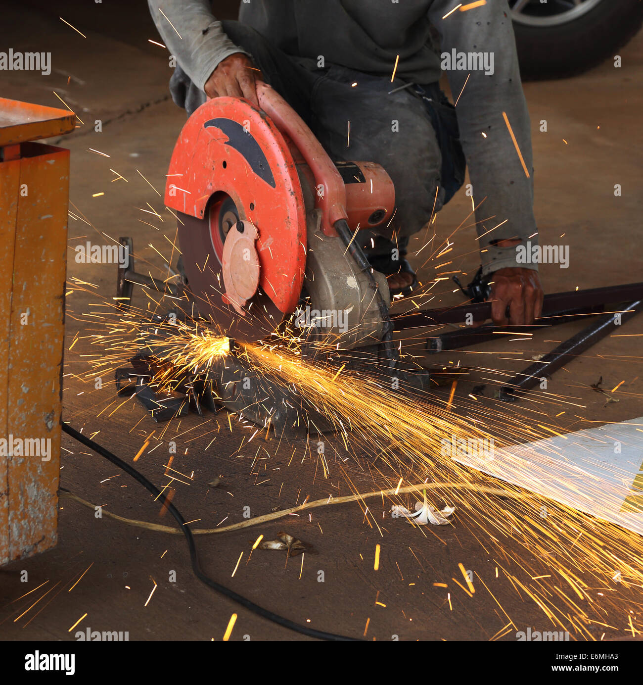 Worker cutting metal and spark with cutting machine Stock Photo - Alamy