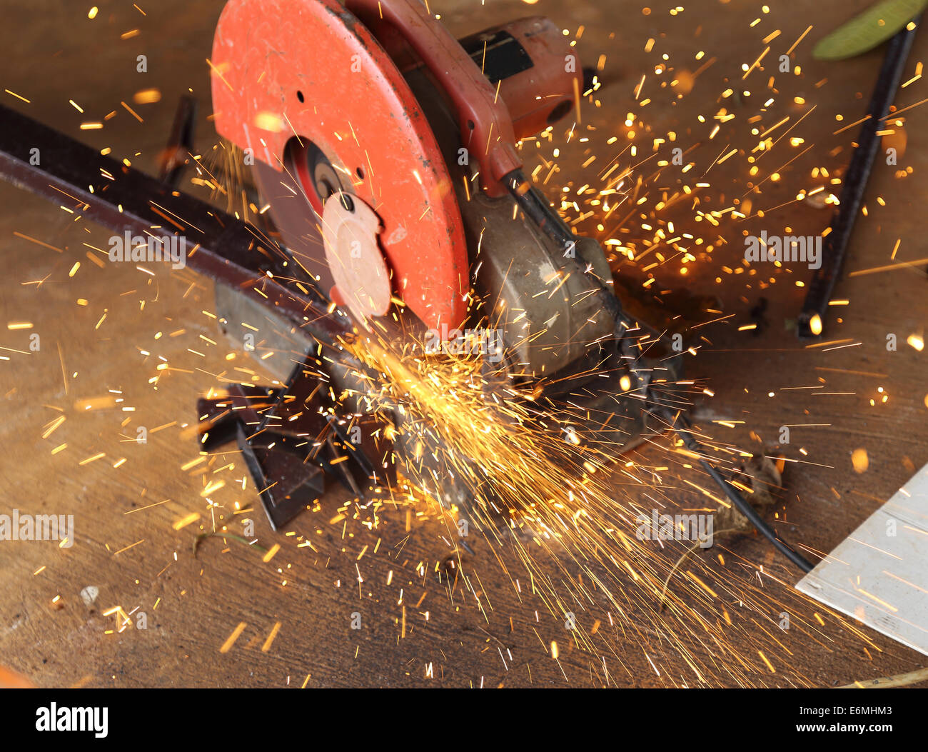 Worker cutting metal and spark with cutting machine Stock Photo - Alamy