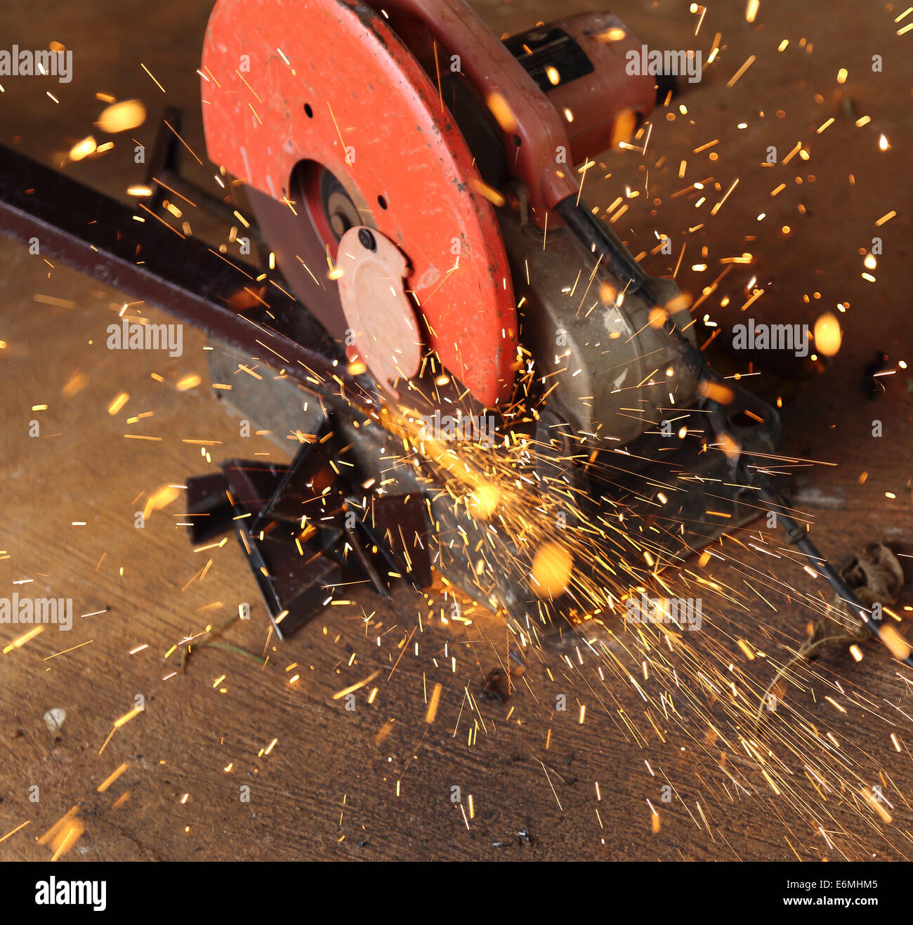 Worker cutting metal and spark with cutting machine Stock Photo - Alamy