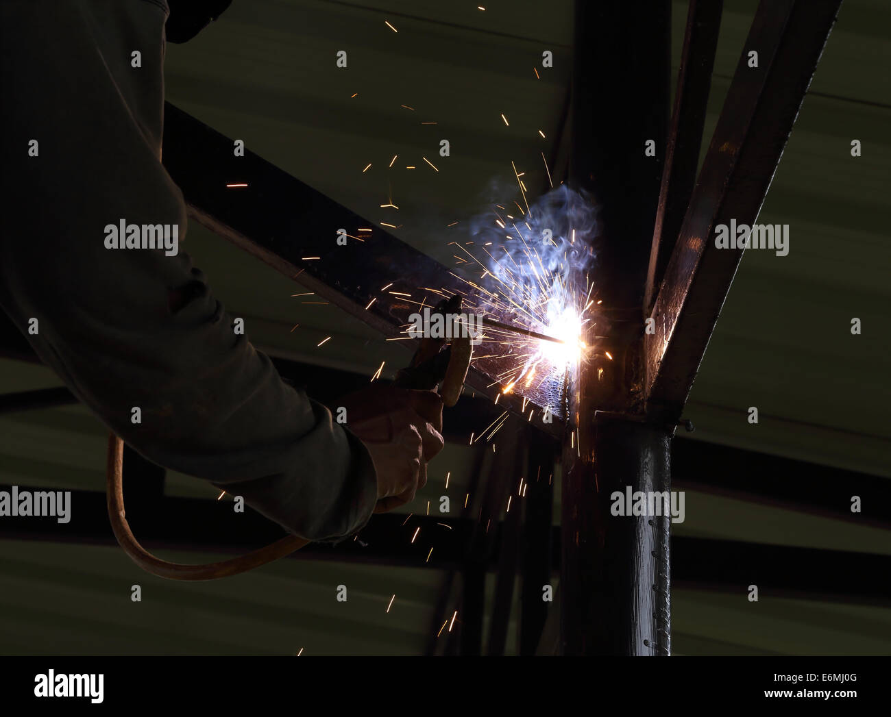 Worker electric welding connecting hi-res stock photography and images ...
