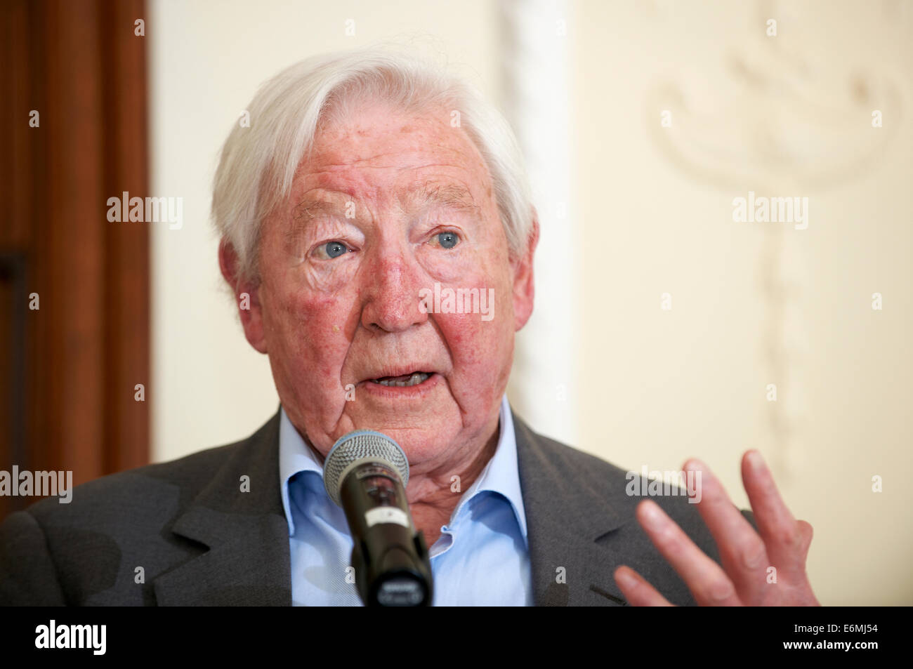 Itn News Presenter Sandy Gall High Resolution Stock Photography and ...