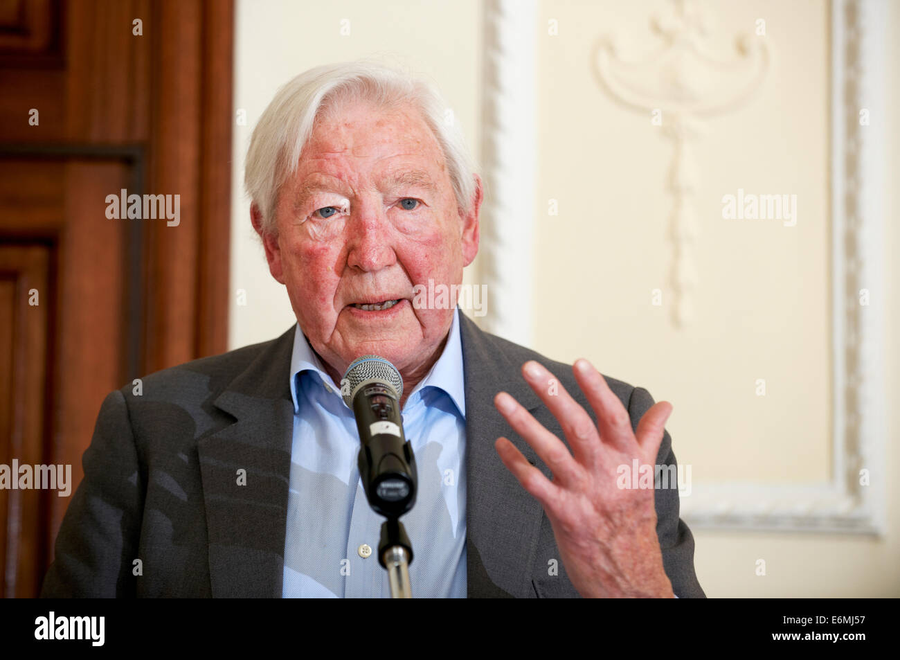Itn news presenter sandy gall hi-res stock photography and images - Alamy