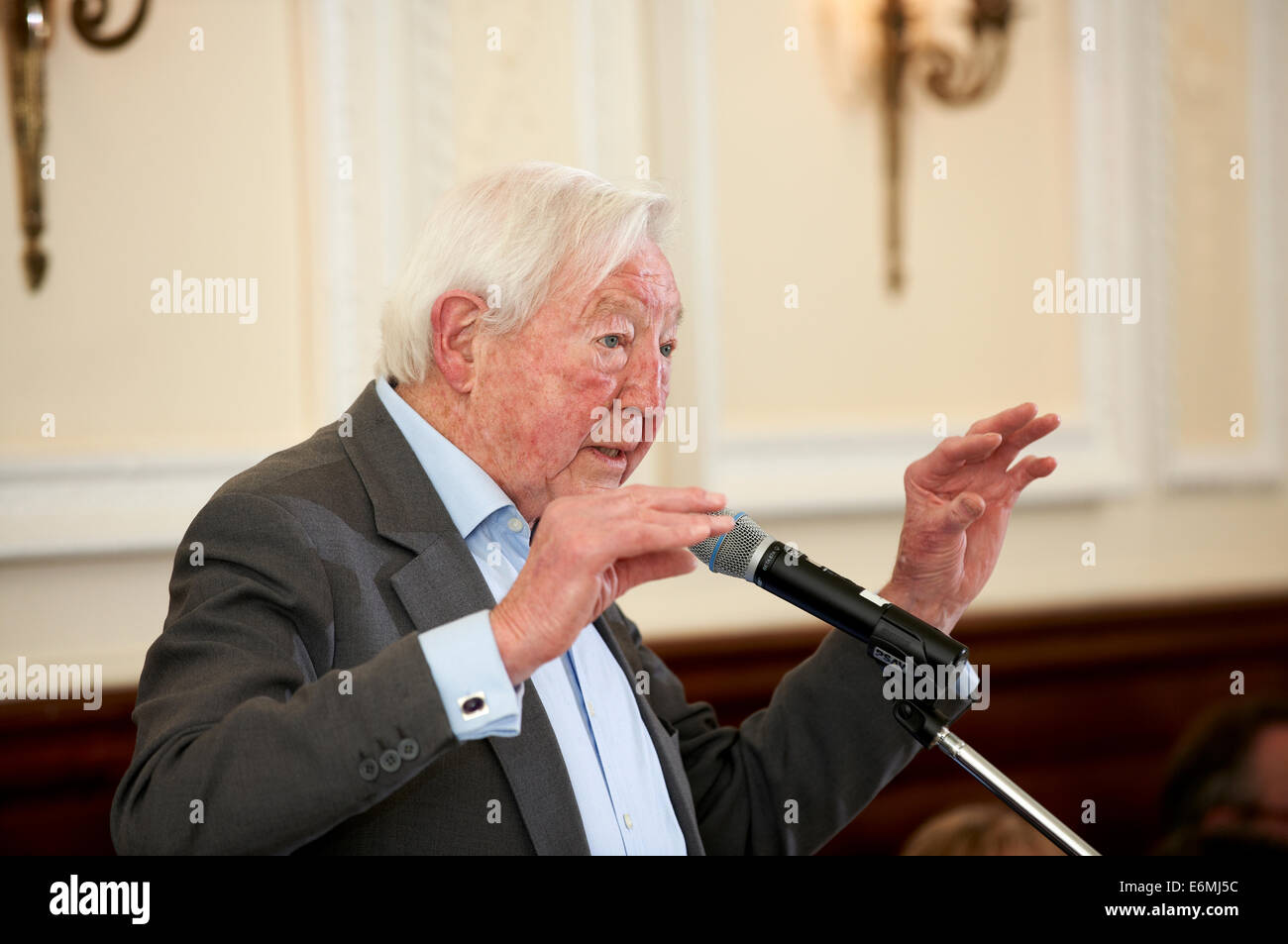 Itn news presenter sandy gall hi-res stock photography and images - Alamy