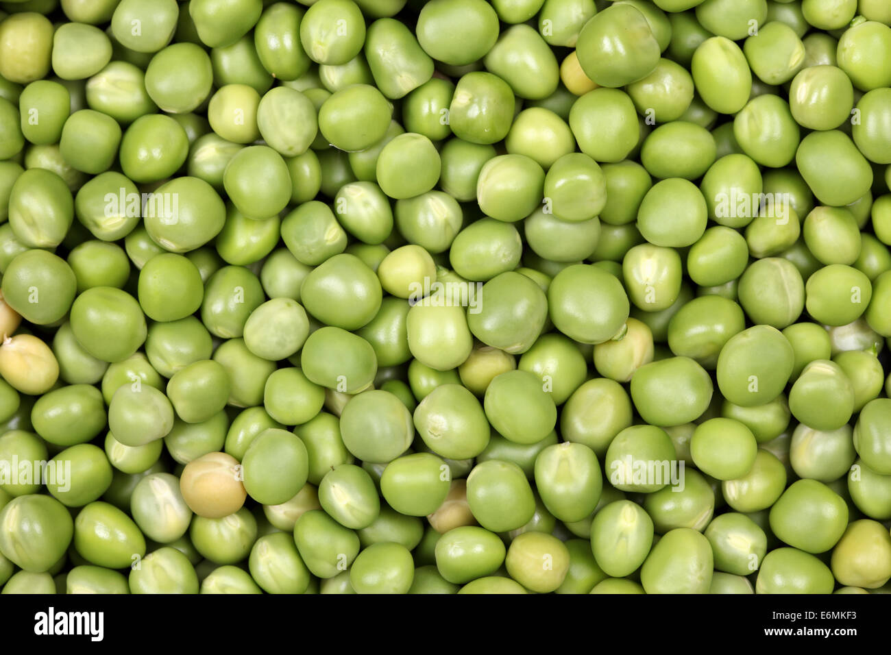 Fresh green peas background. Closeup Stock Photo - Alamy