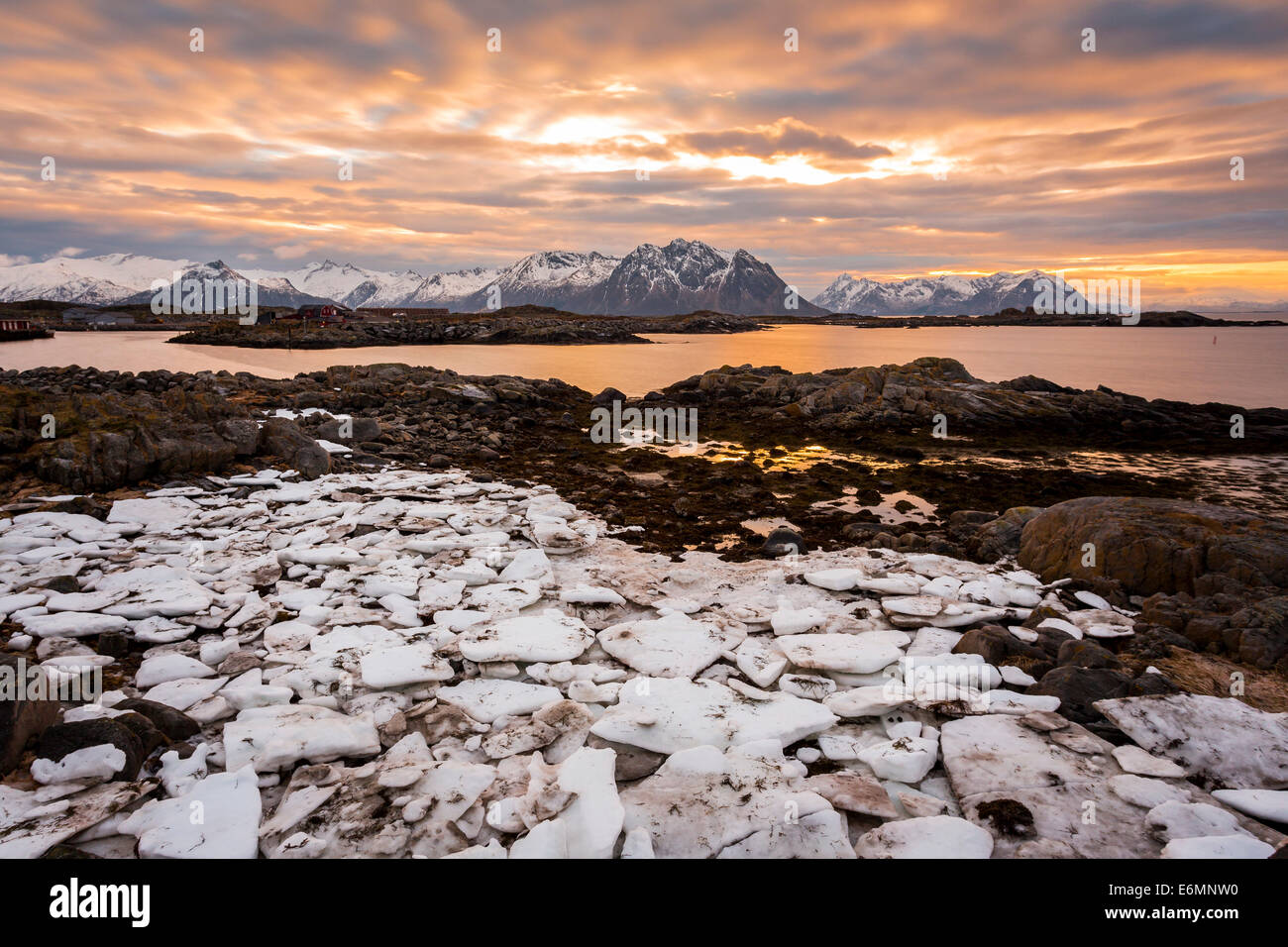 Sunset on the coast of Laukvik in winter, Laukvik, Austvågøy, Lofoten ...