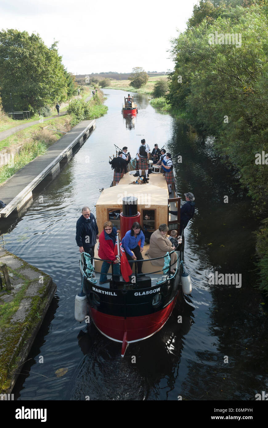 Forth and clyde canal barge hi-res stock photography and images - Alamy