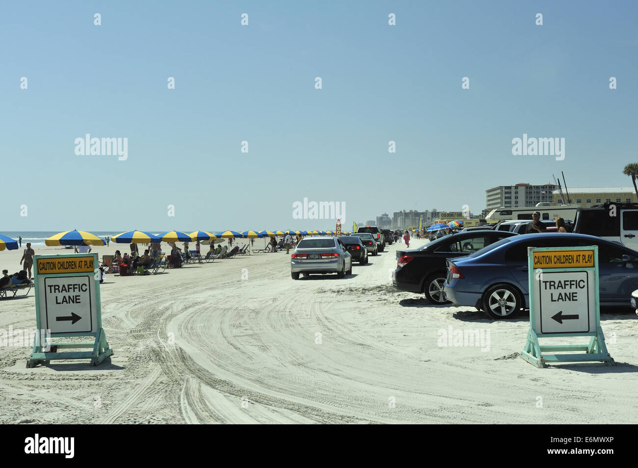 Cars at beach hi-res stock photography and images - Alamy