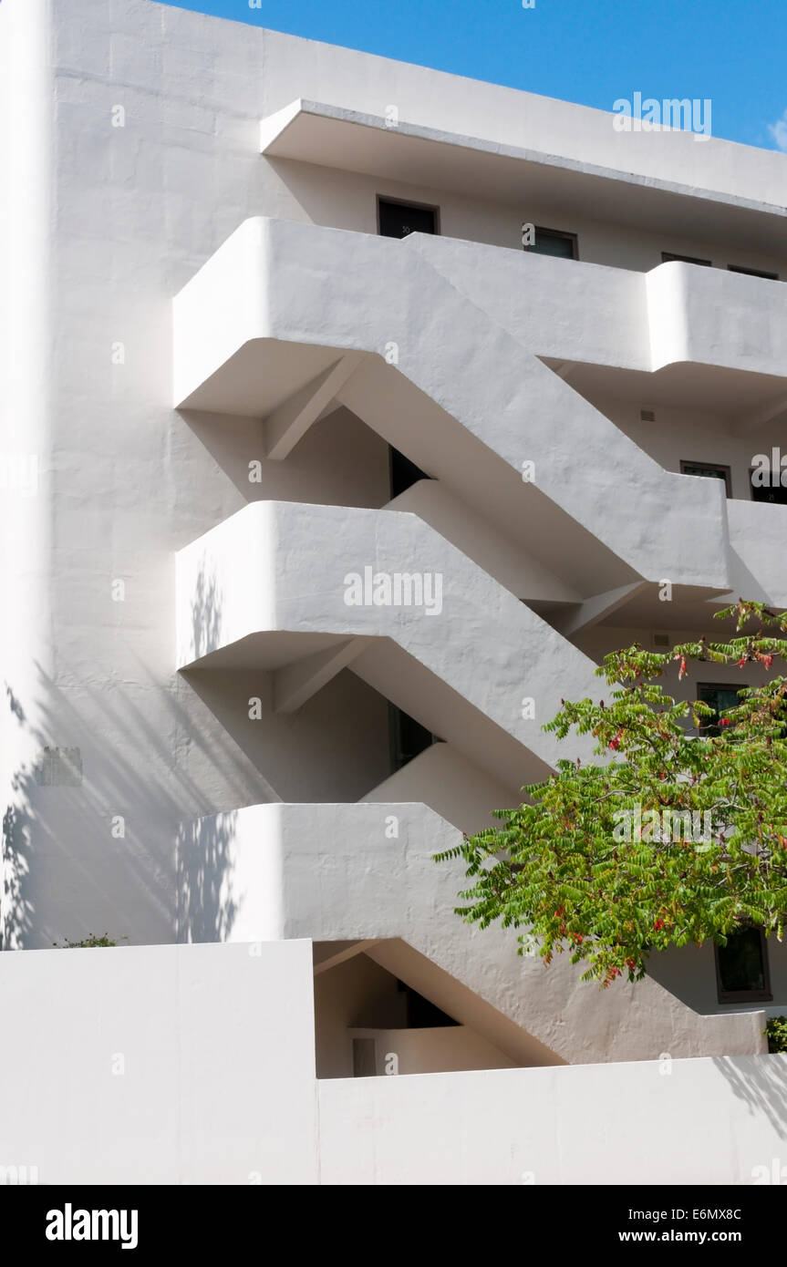 The Bauhaus influenced 1930s modernist Isokon apartment building ...