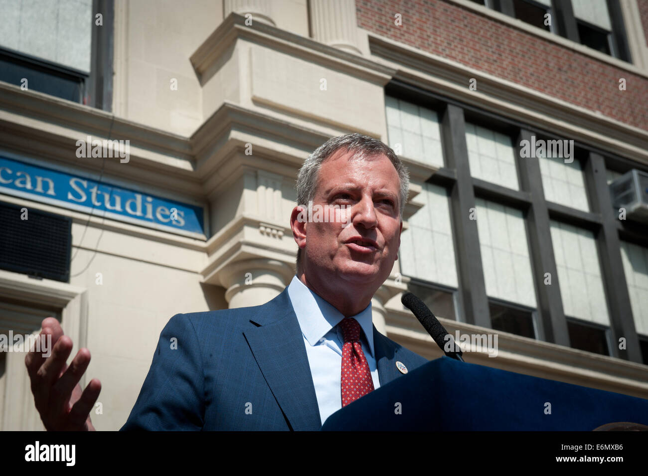 Brooklyn, New York, USA. 26th Aug, 2014. Mayor BILL DE BLASIO and School Safety agents announce ...