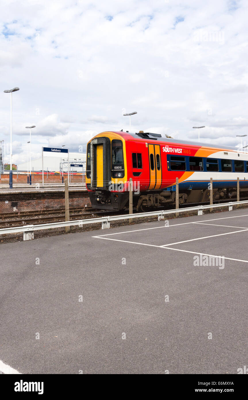 Salisbury train station hi-res stock photography and images - Alamy