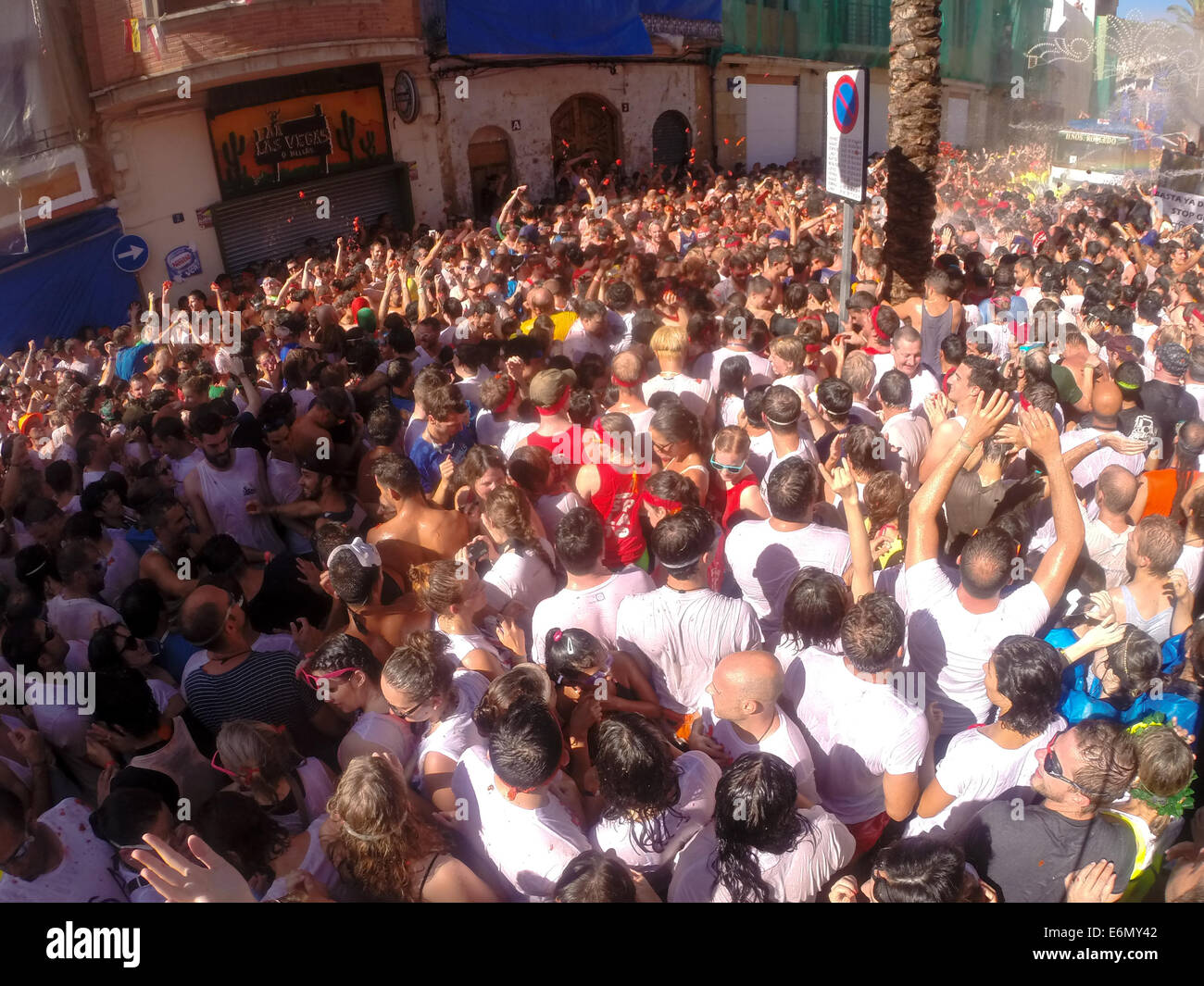 Tomato throwing festival la tomatina hi-res stock photography and ...