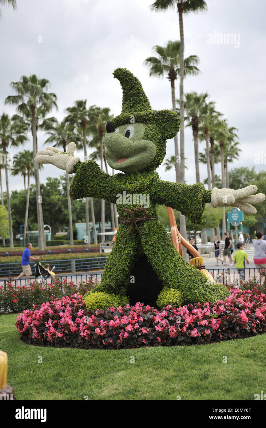 Mickey Mouse topiary, outside Disney's Hollywood Studios, Orlando ...