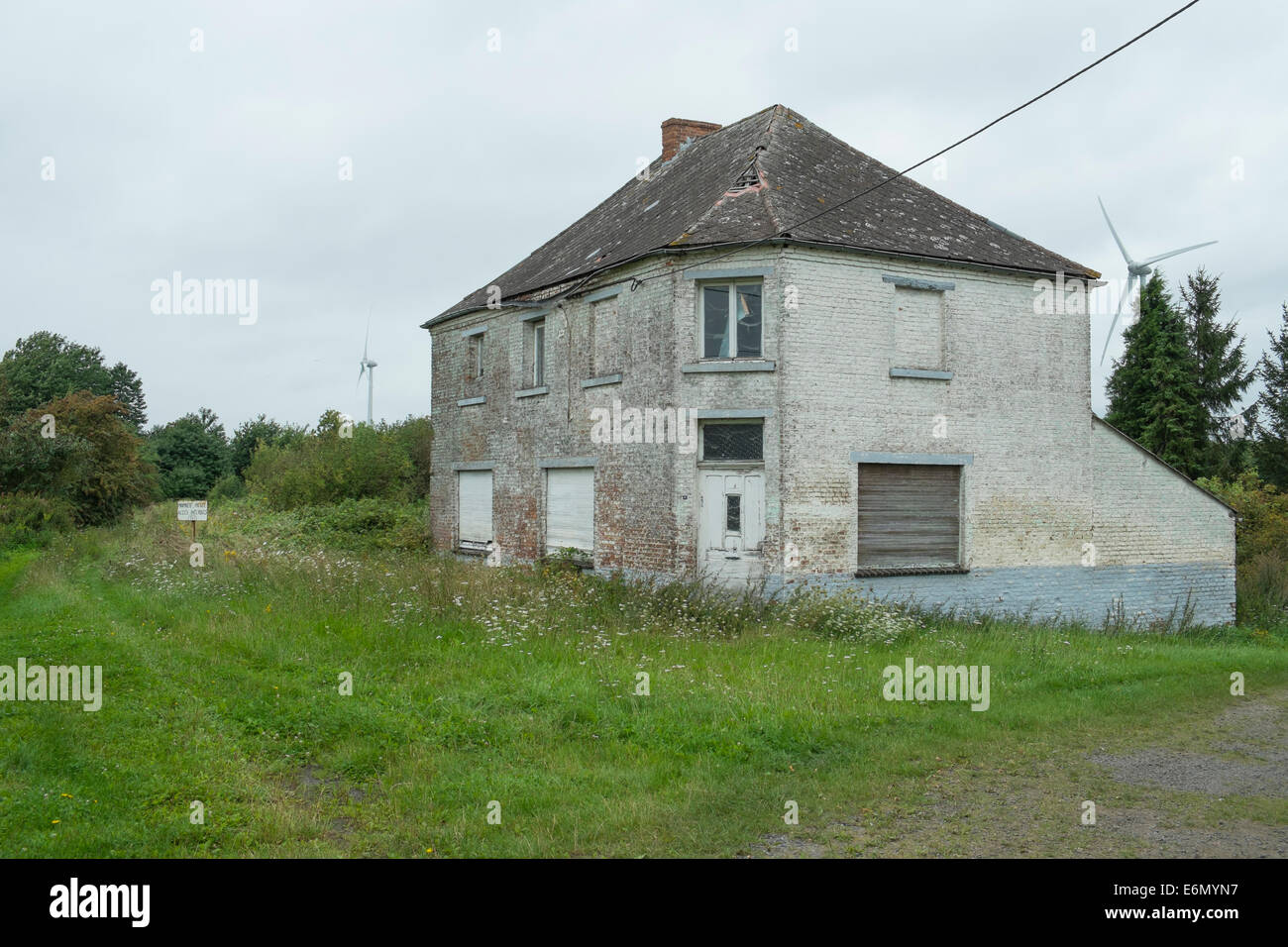 Derelict farm house in rural setting Stock Photo - Alamy