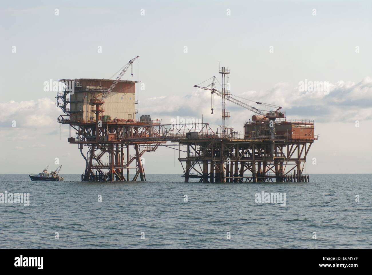 platforms for the extraction of oil and natural gas in Adriatic sea ...
