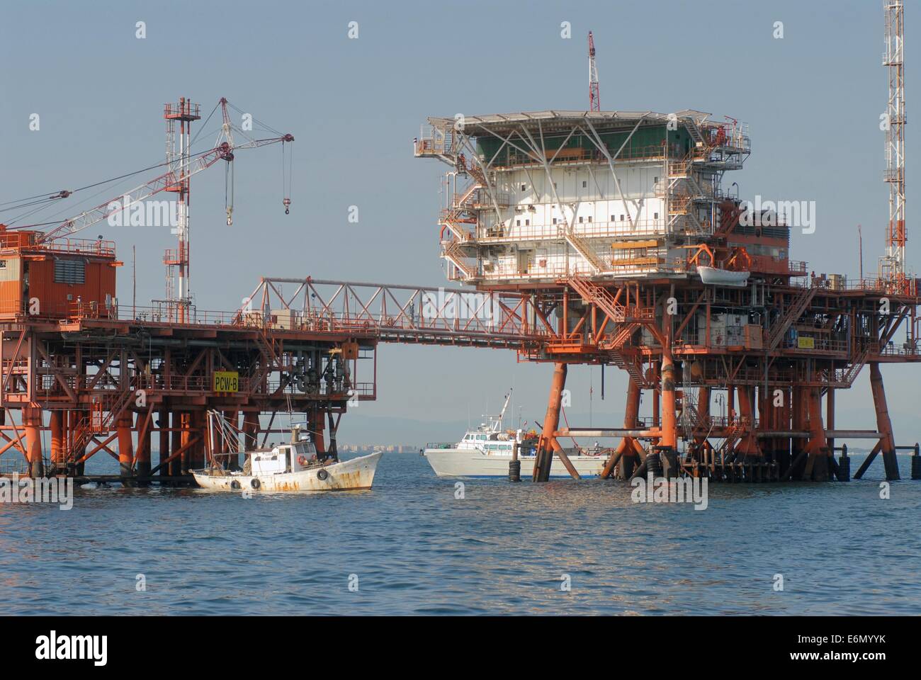 platforms for the extraction of oil and natural gas in Adriatic sea ...