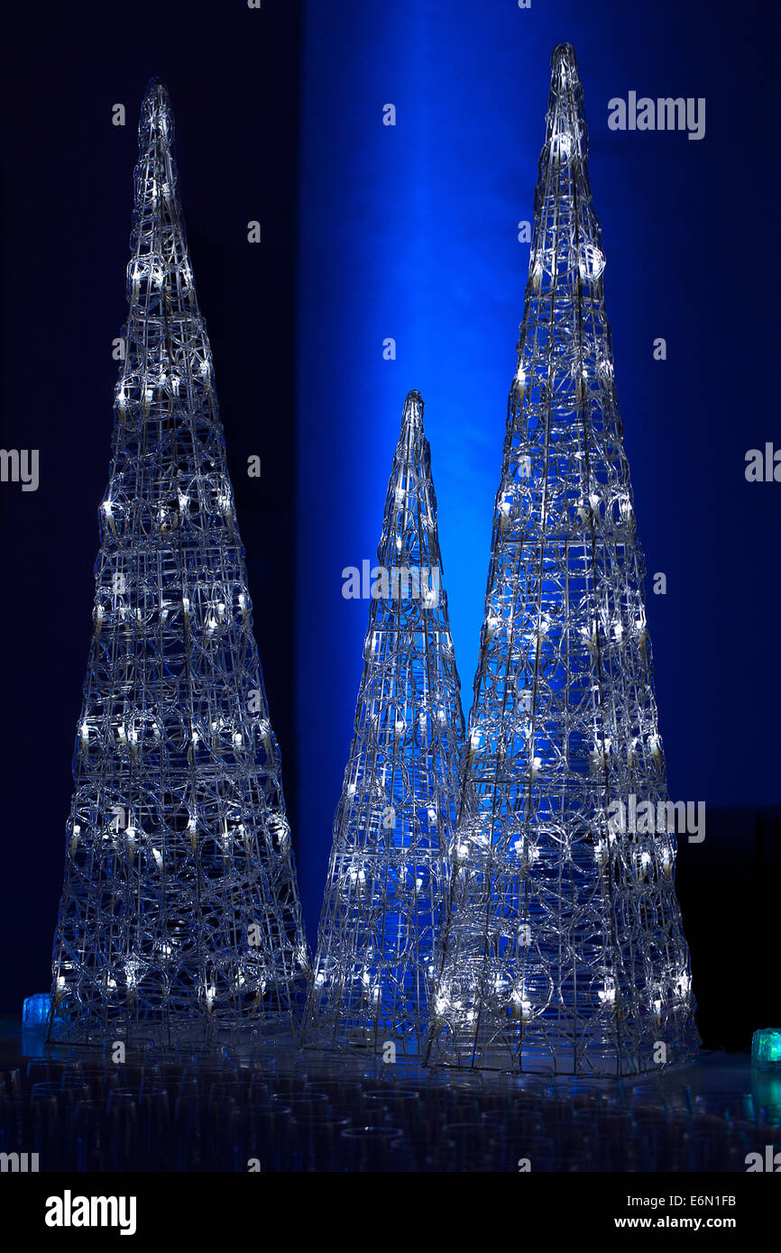 Wire pyramid hi-res stock photography and images - Alamy