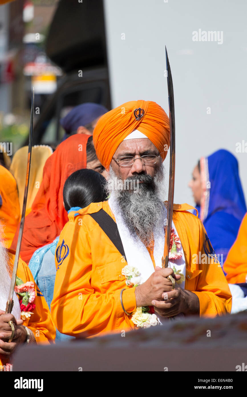 Sikh guard with sword in traditional dress Stock Photo - Alamy