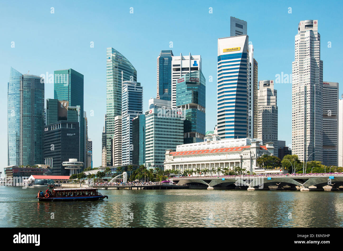 Cruising along Singapore River Stock Photo - Alamy