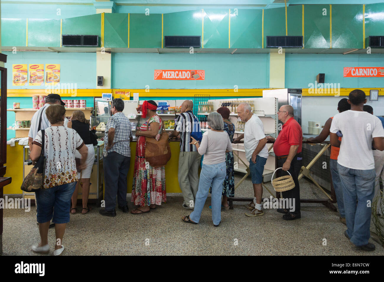 Empty store cuba hi-res stock photography and images - Alamy