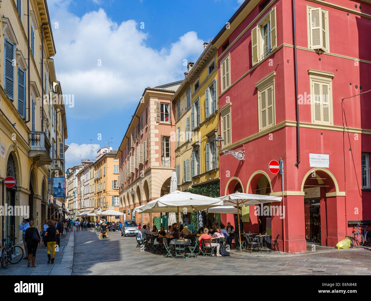 Shops and cafes on Strada Farini in the historic city centre, Parma ...