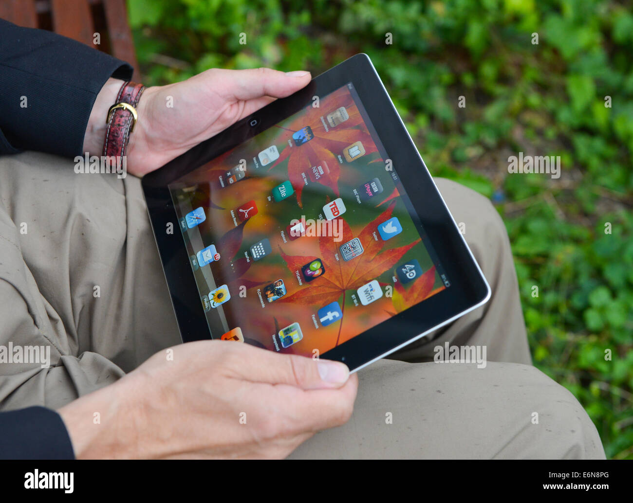Tablet ipad hands hi-res stock photography and images - Alamy
