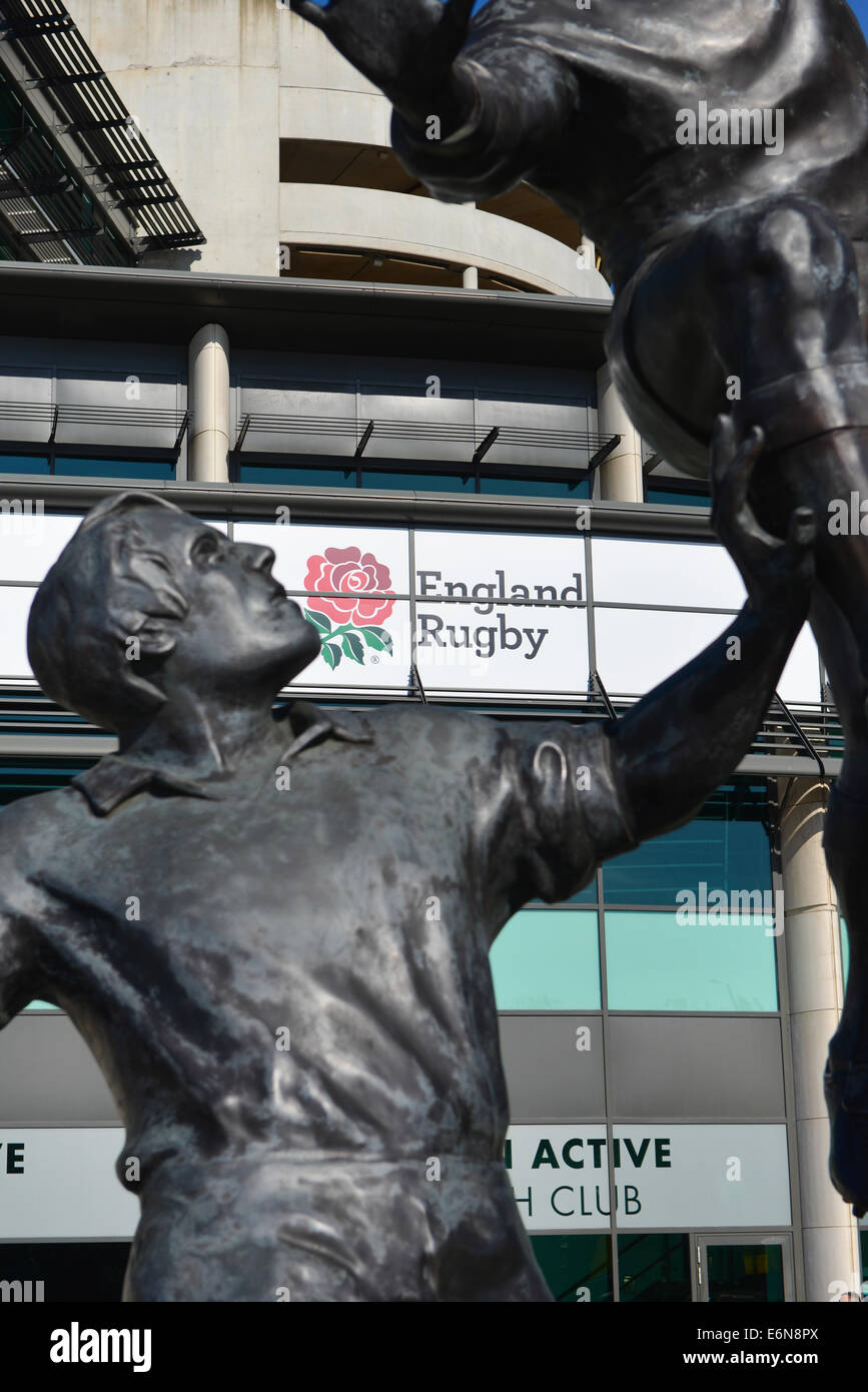 Twickenham rugby stadium rugby players statue Stock Photo - Alamy