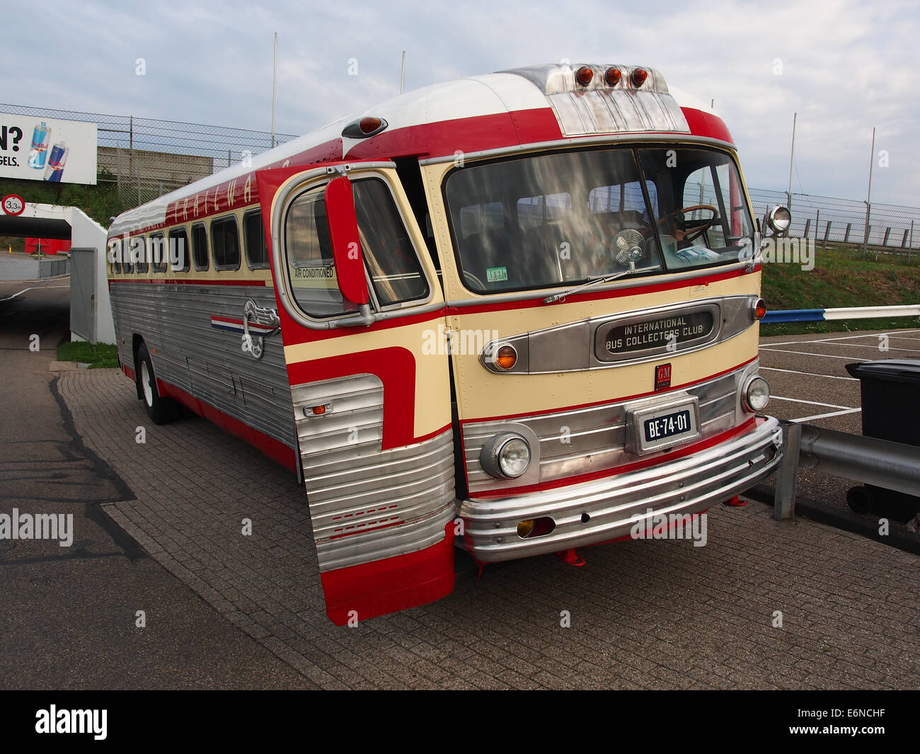 The 1952 GMC Silver Eagle (M3 CQ, PD4103) coach is shown in pic3 ...