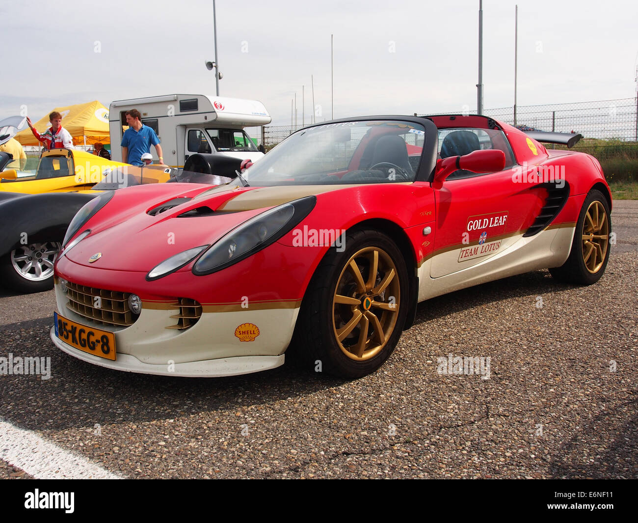 Gold leaf lotus hi-res stock photography and images - Alamy