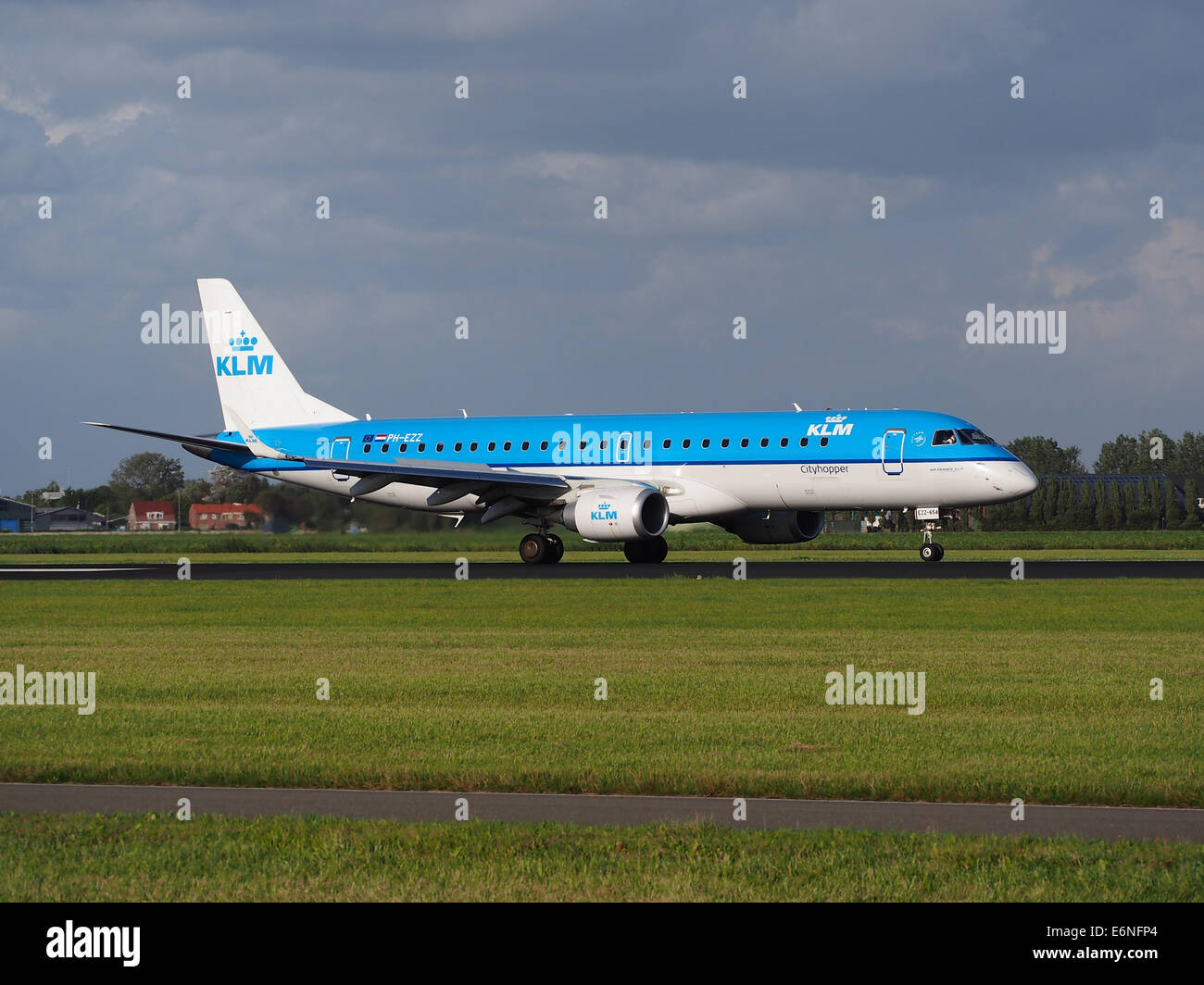 Ph ezz embraer emb190 klm hi-res stock photography and images - Alamy