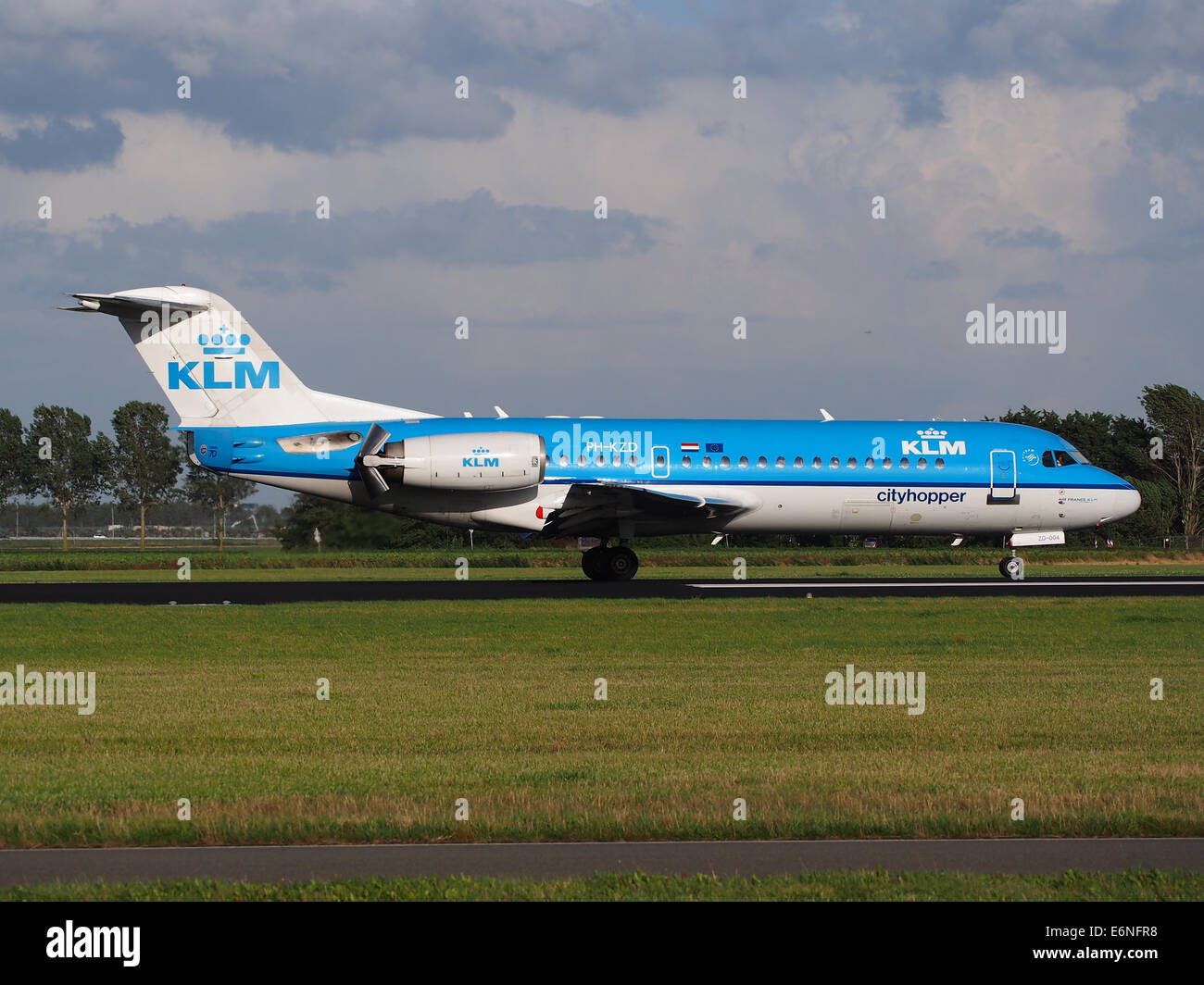 PH-KZD, a Fokker F70 aircraft from KLM Cityhopper, lands at Schiphol ...