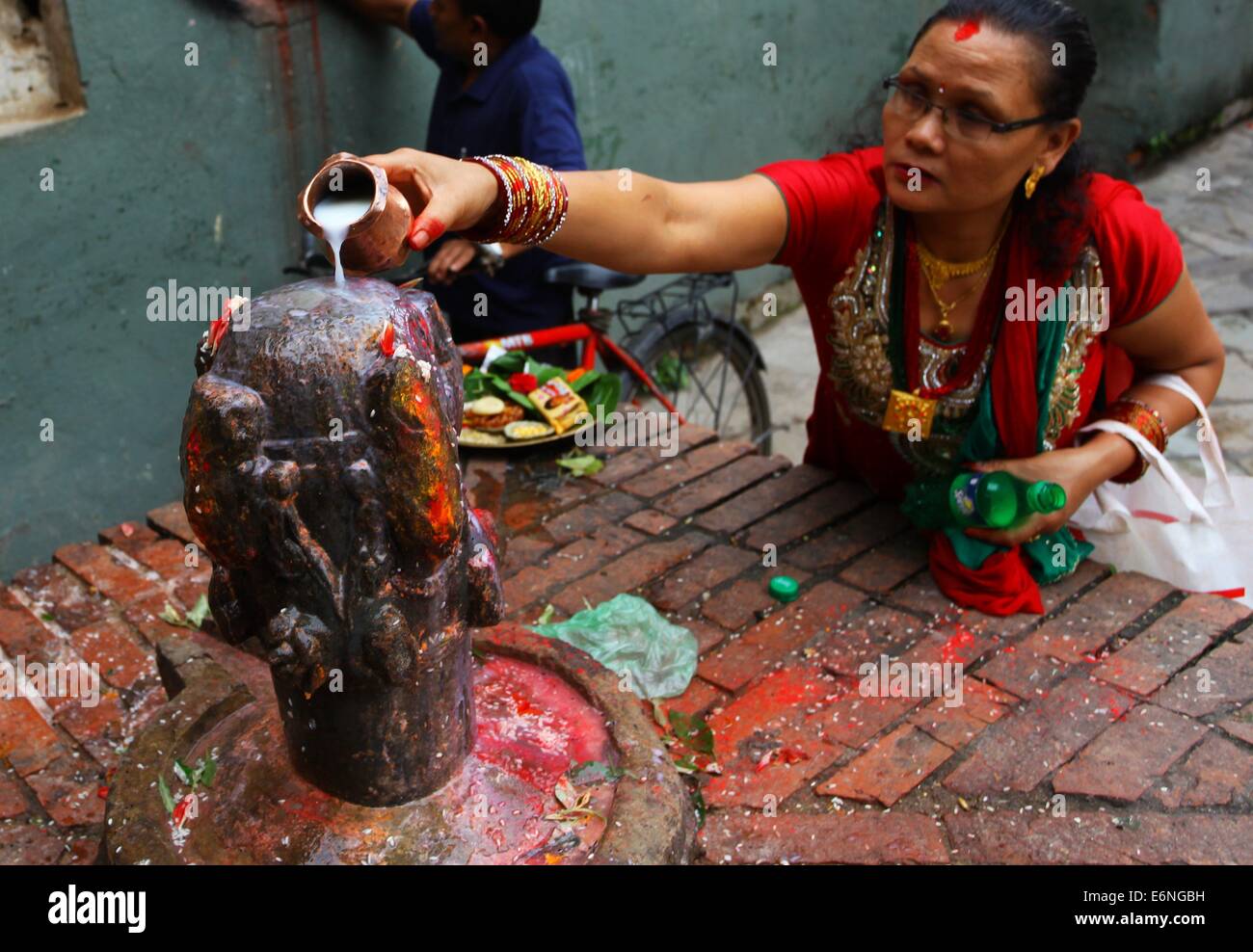 Shiva milk offering hi-res stock photography and images - Alamy