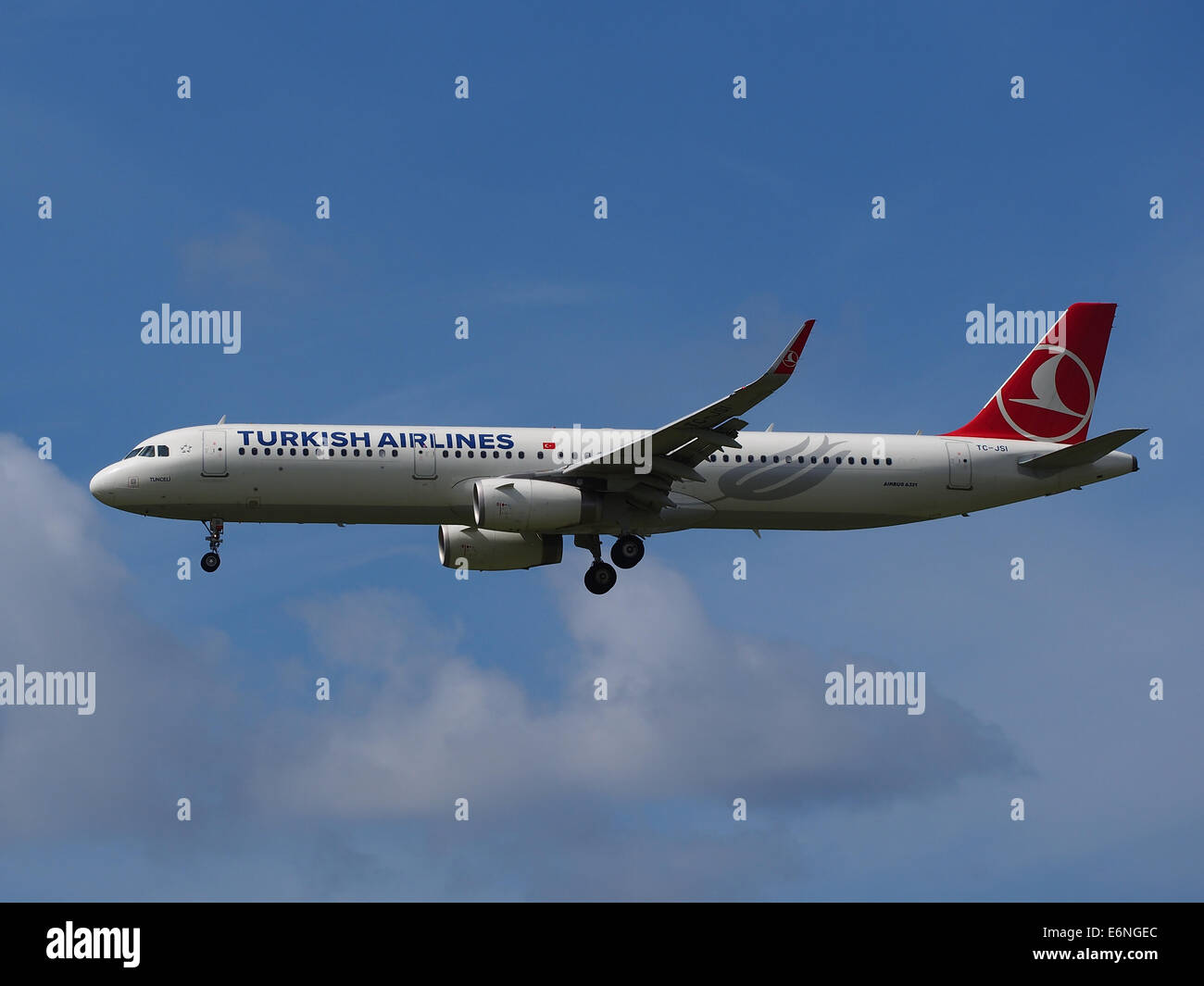 TC-JSI is an Airbus A321-231 operated by Turkish Airlines, landing at ...