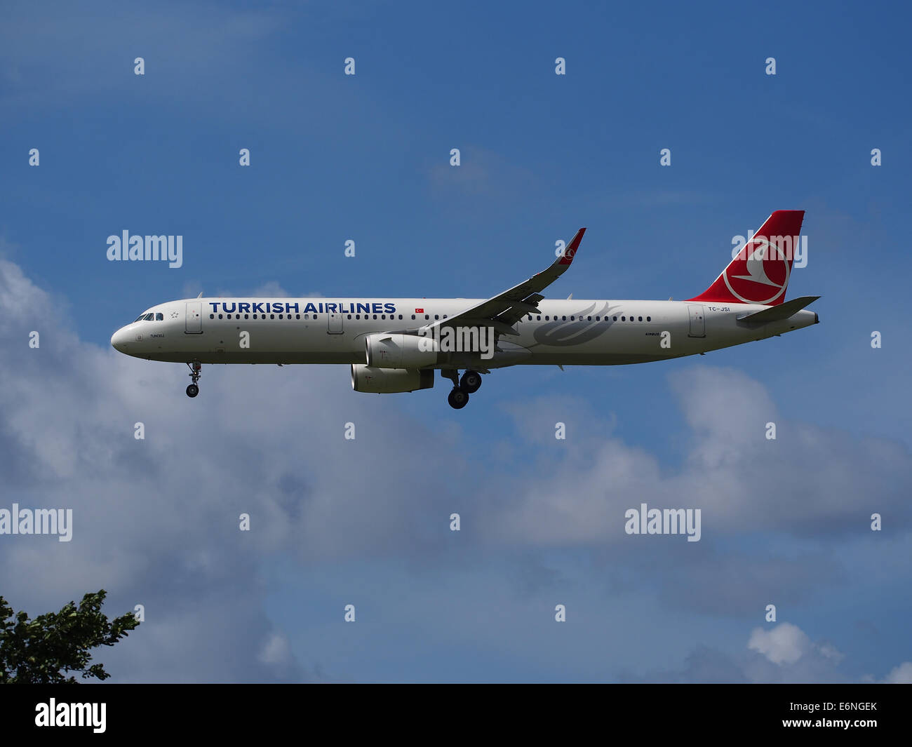 Tc jsi airbus a321 231 turkish airlines hi-res stock photography and ...