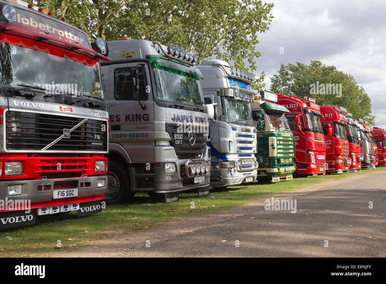 American lorries hi-res stock photography and images - Alamy