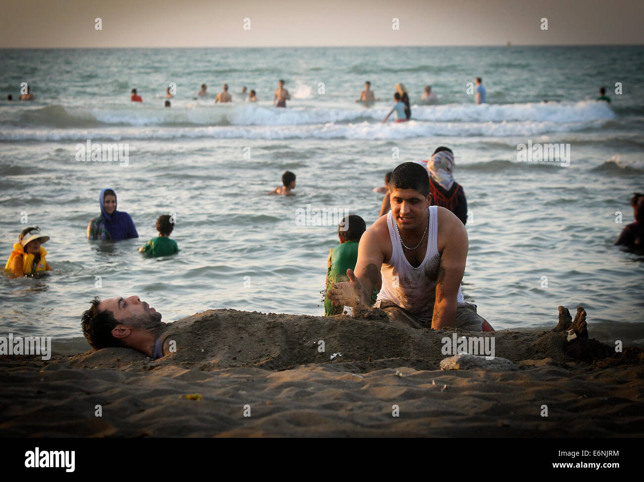 (140828) -- TEHRAN, Aug. 28, 2014 (Xinhua) -- People enjoy themselves ...