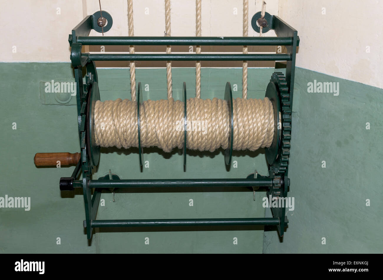 Simple machine pulley hi-res stock photography and images - Alamy