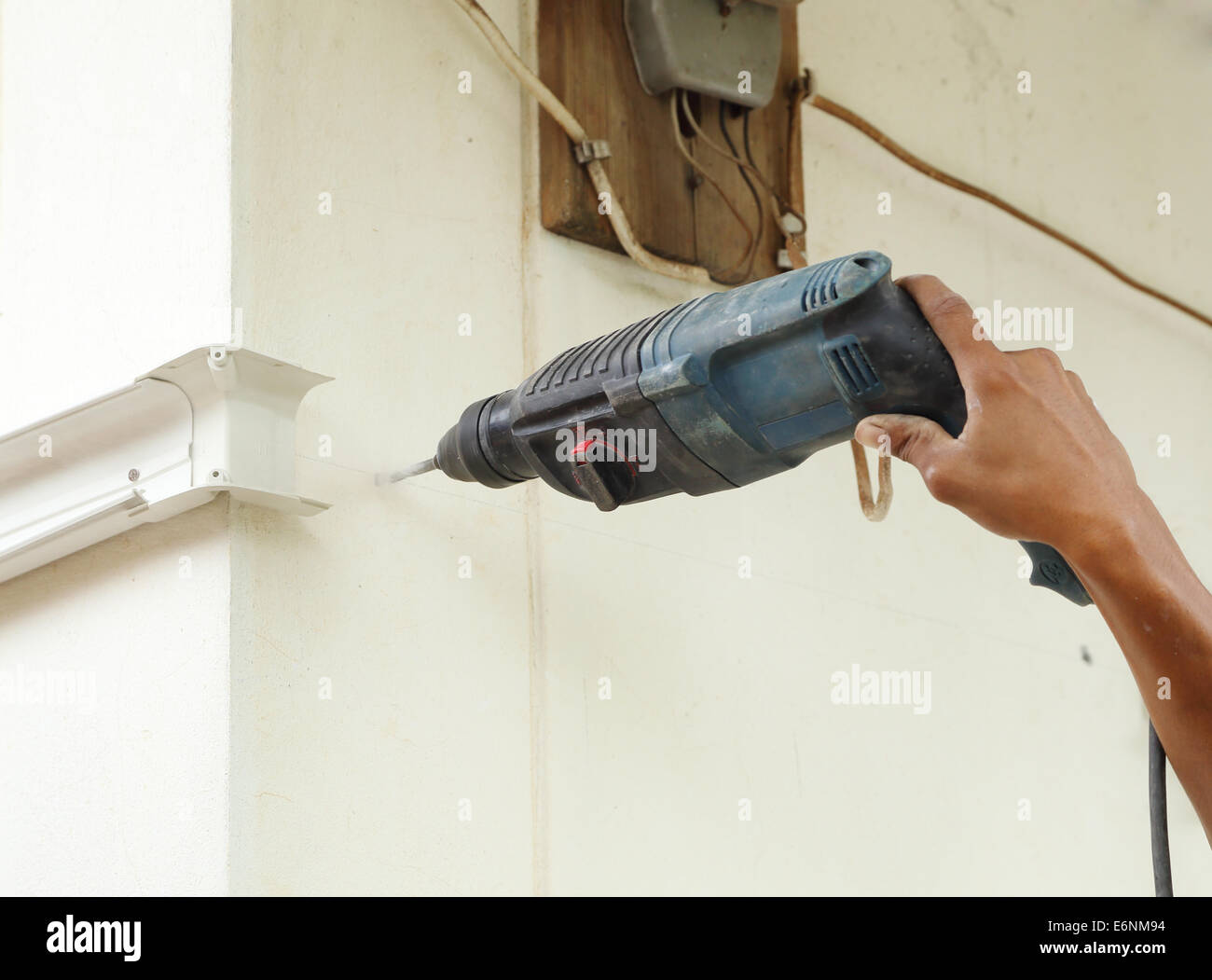 worker using drill to attach panel to wall Stock Photo - Alamy