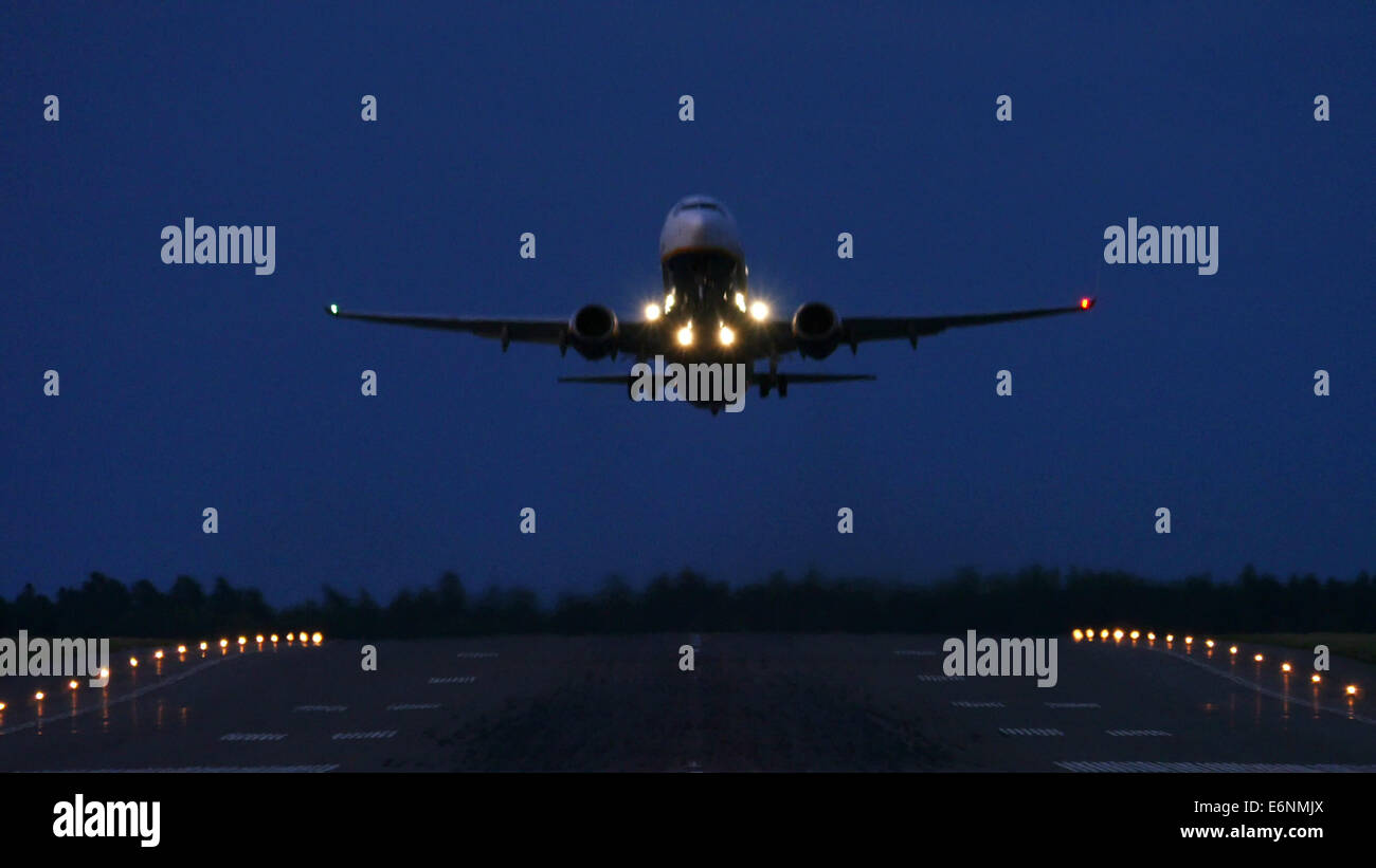 Ryanair boeing 737 plane taking off from runway hi-res stock ...