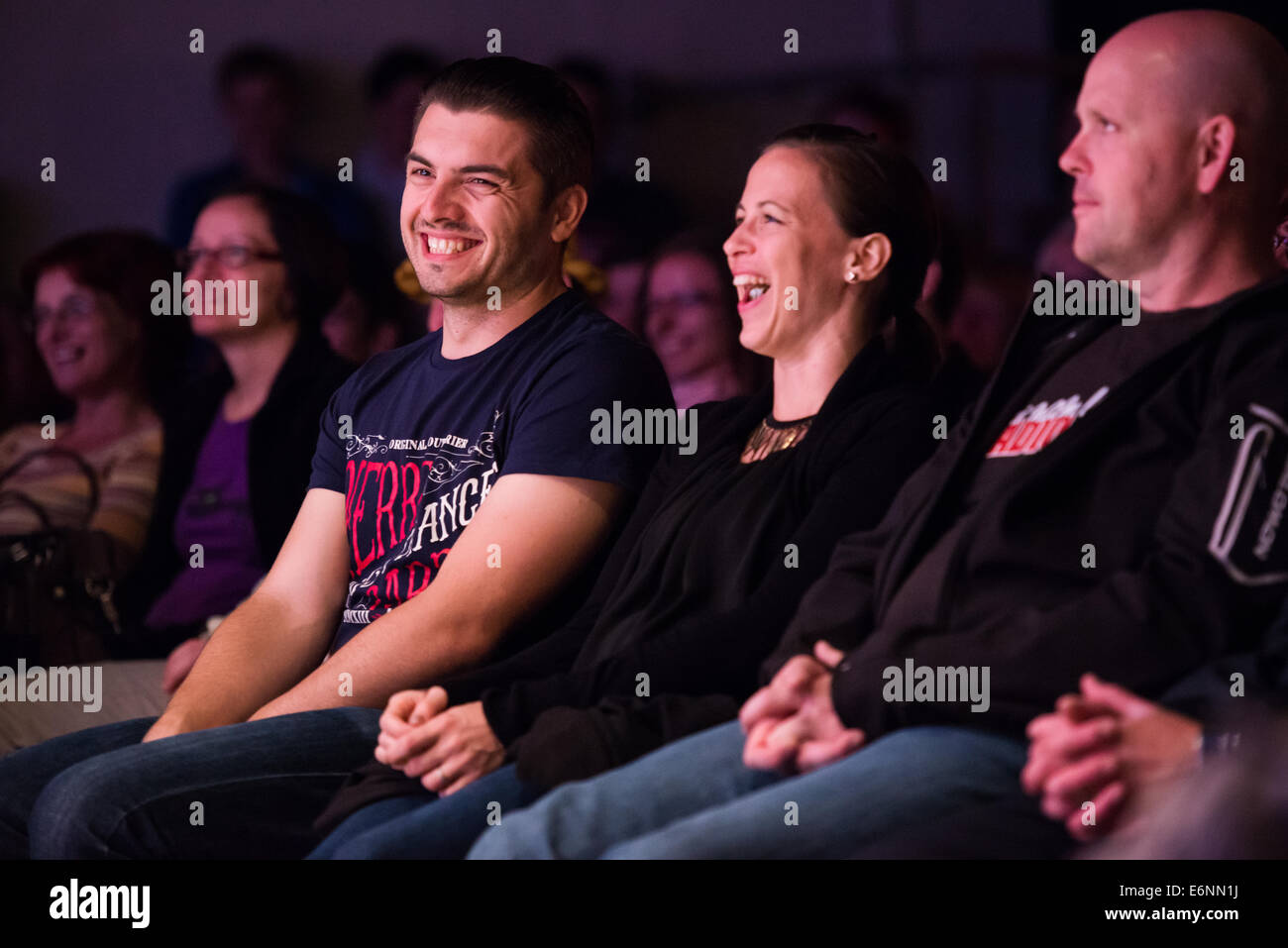 Stand up comedy night audience hi-res stock photography and images - Alamy